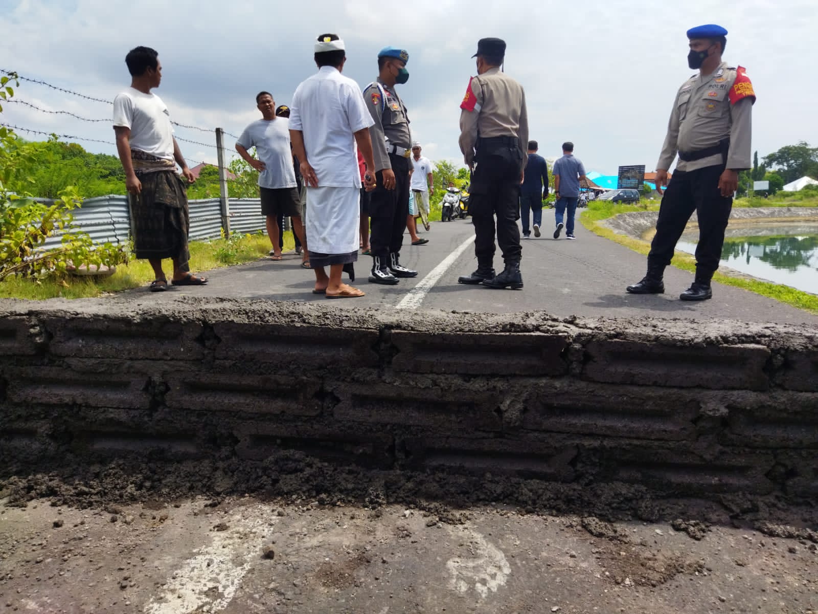 Marah, Ipung Tutup Jalan di Kampung Bugis Pakai Batako - Fajar Badung